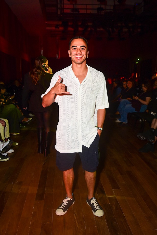 Sem sutiã, Urias usa vestido supertransparente e deixa seios à mostra