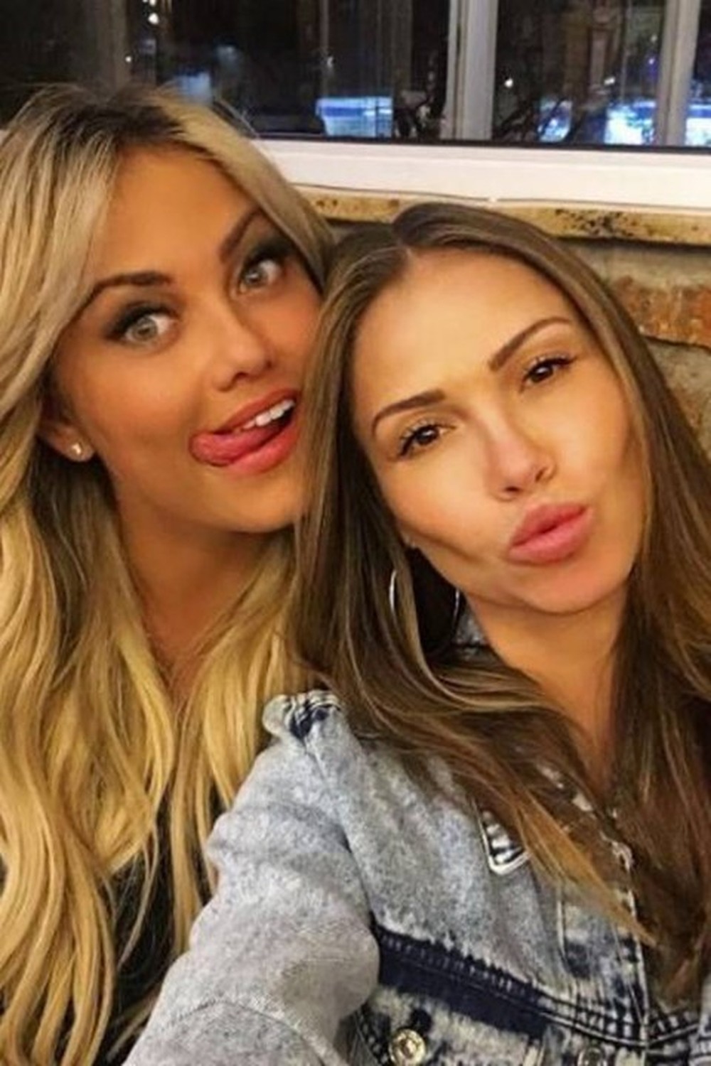 Iza Rocche, irmã de Ellen Rocche, mostra marquinha de bronzeado em Capri