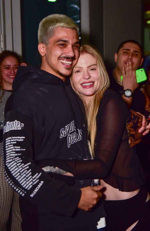 Luísa Sonza beija muito o affair, Chico Veiga, em aeroporto; vídeos