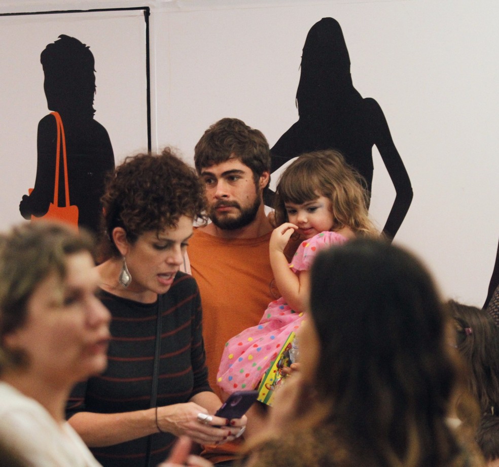Tata Werneck e Rafael Vitti levam a filha, Clara Maria, ao teatro e ...