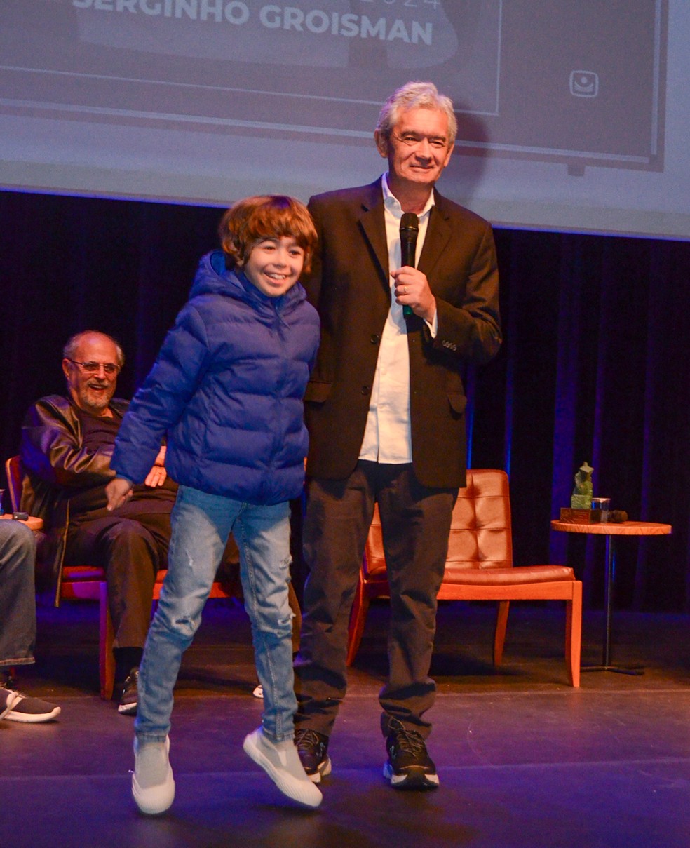 Filho de 9 anos de Serginho Groisman rouba a cena em homenagem ao pai ...