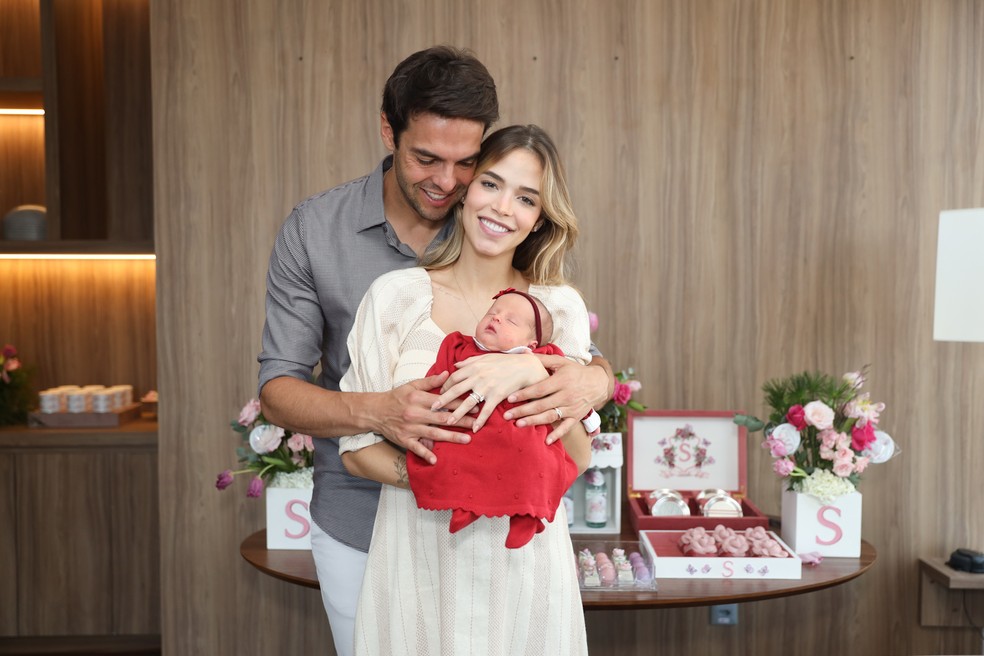 Kaká e Carol Dias deixam maternidade com a filha Sarah, em São Paulo