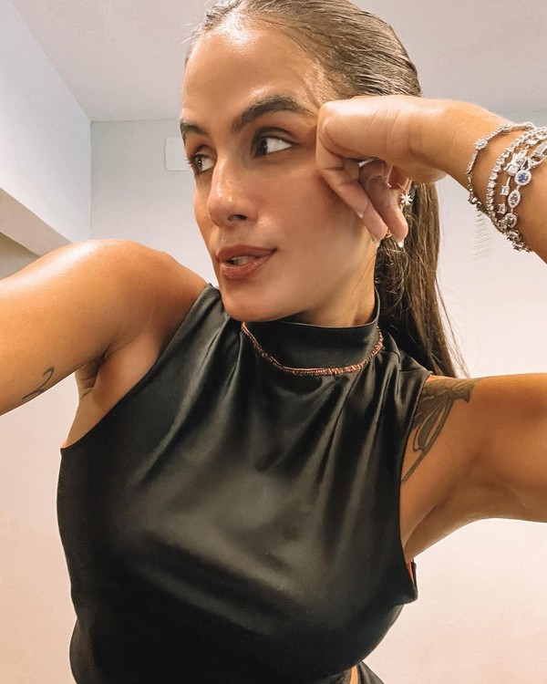 Carol Peixinho escolhe look estiloso para treinar pesado na segunda-feira