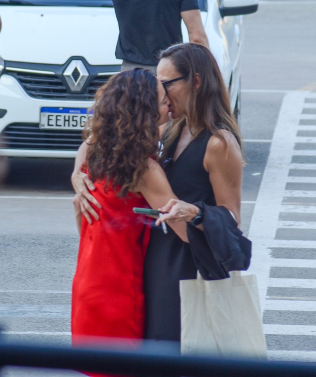 Alice Braga troca beijos com a namorada ao deixar evento em SP