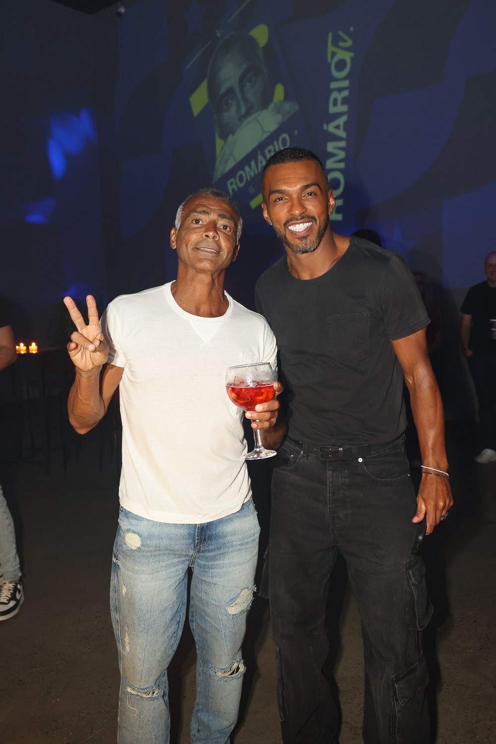 Romário desce até o chão e reencontra Bebeto em comemoração; fotos!