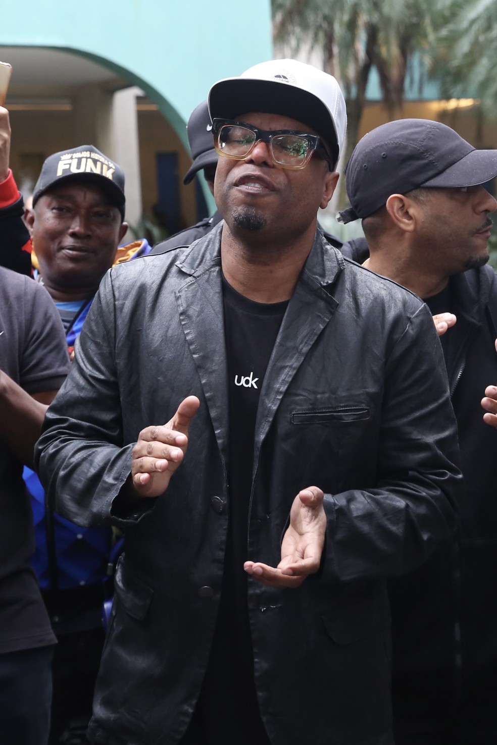 Emocionado, Buchecha canta 'Glamurosa' no velório de Mc Marcinho