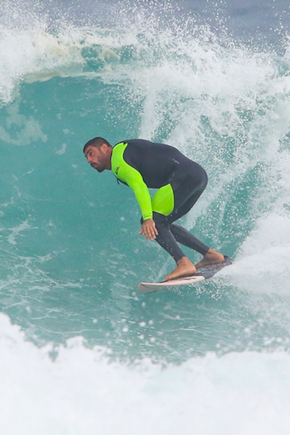 Cauã Reymond se aventura ao praticar surfe tow-in no Rio; fotos