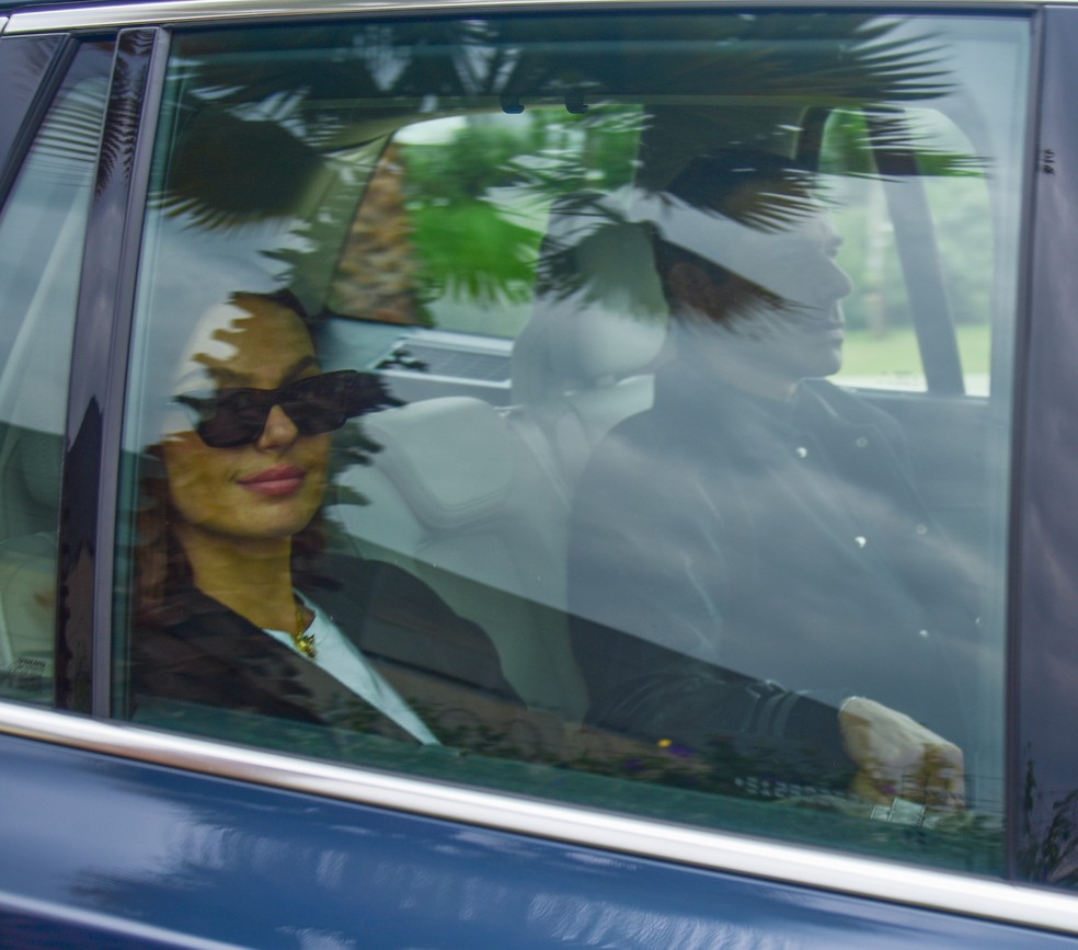 Sorridente, Isis Valverde embarca com Marcus Buaiz rumo à lua de mel na Itália