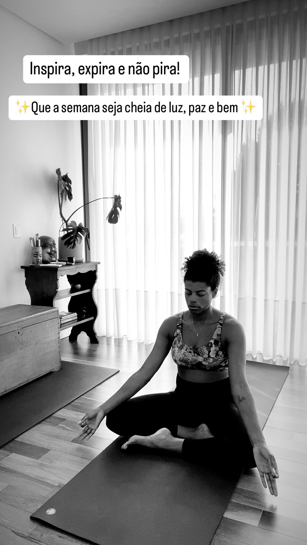 Grávida, Fernanda Garay exibe barriguinha durante meditação