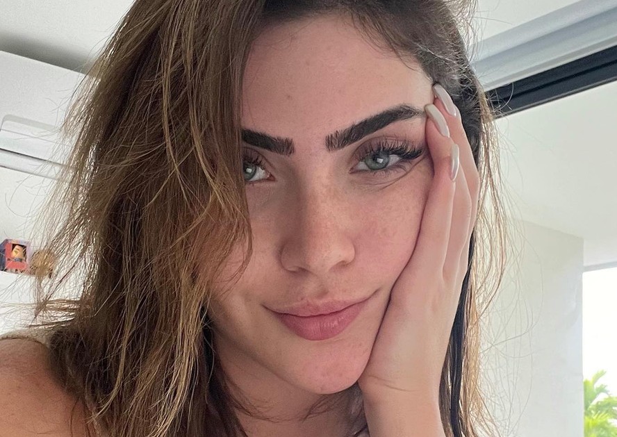 Jade Picon abre álbum de fotos de spa caseiro, e posa com máscara de argila no rosto