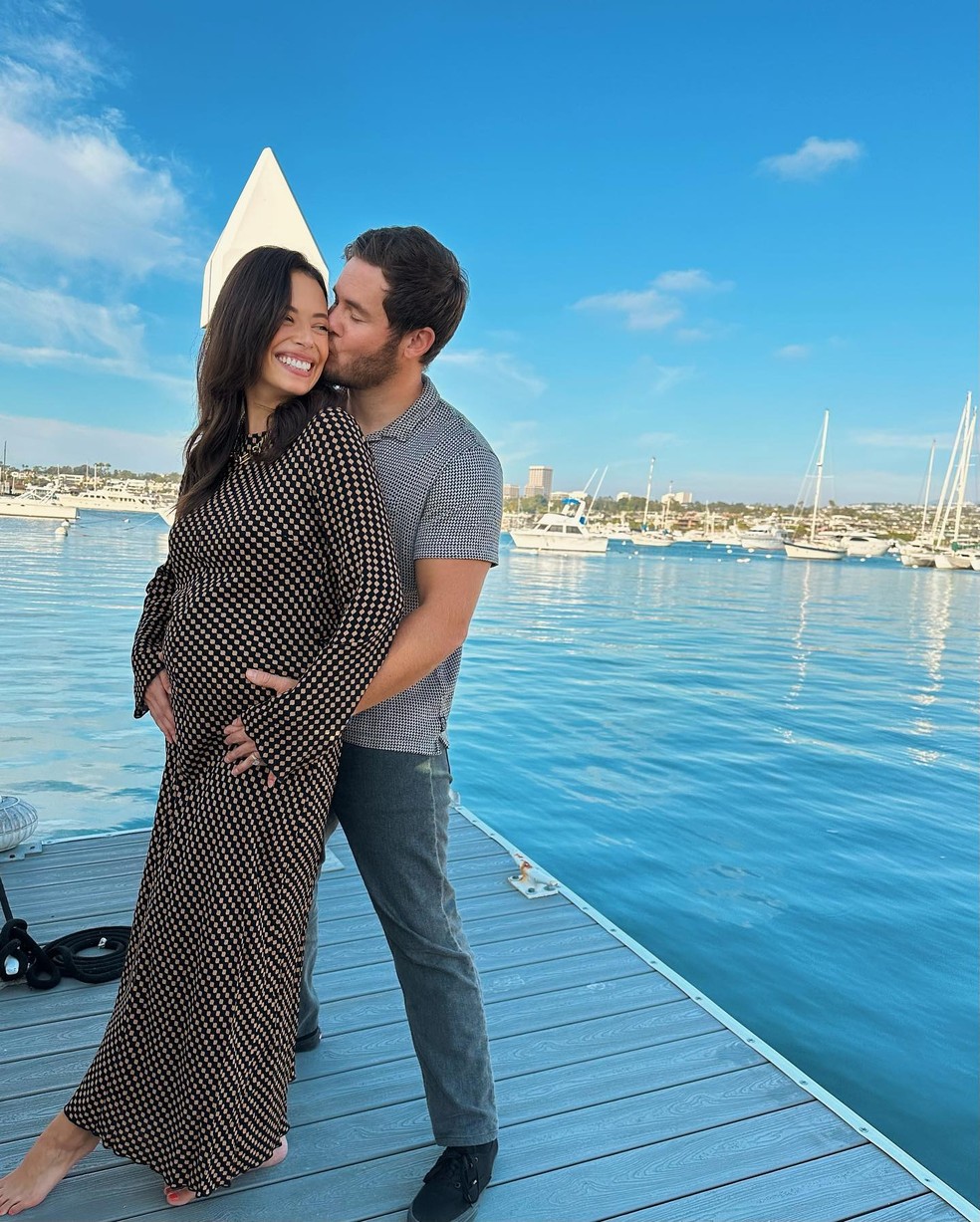 Adam Devine, de 'Modern Family', espera primeiro bebê com Chloe Bridges Devine