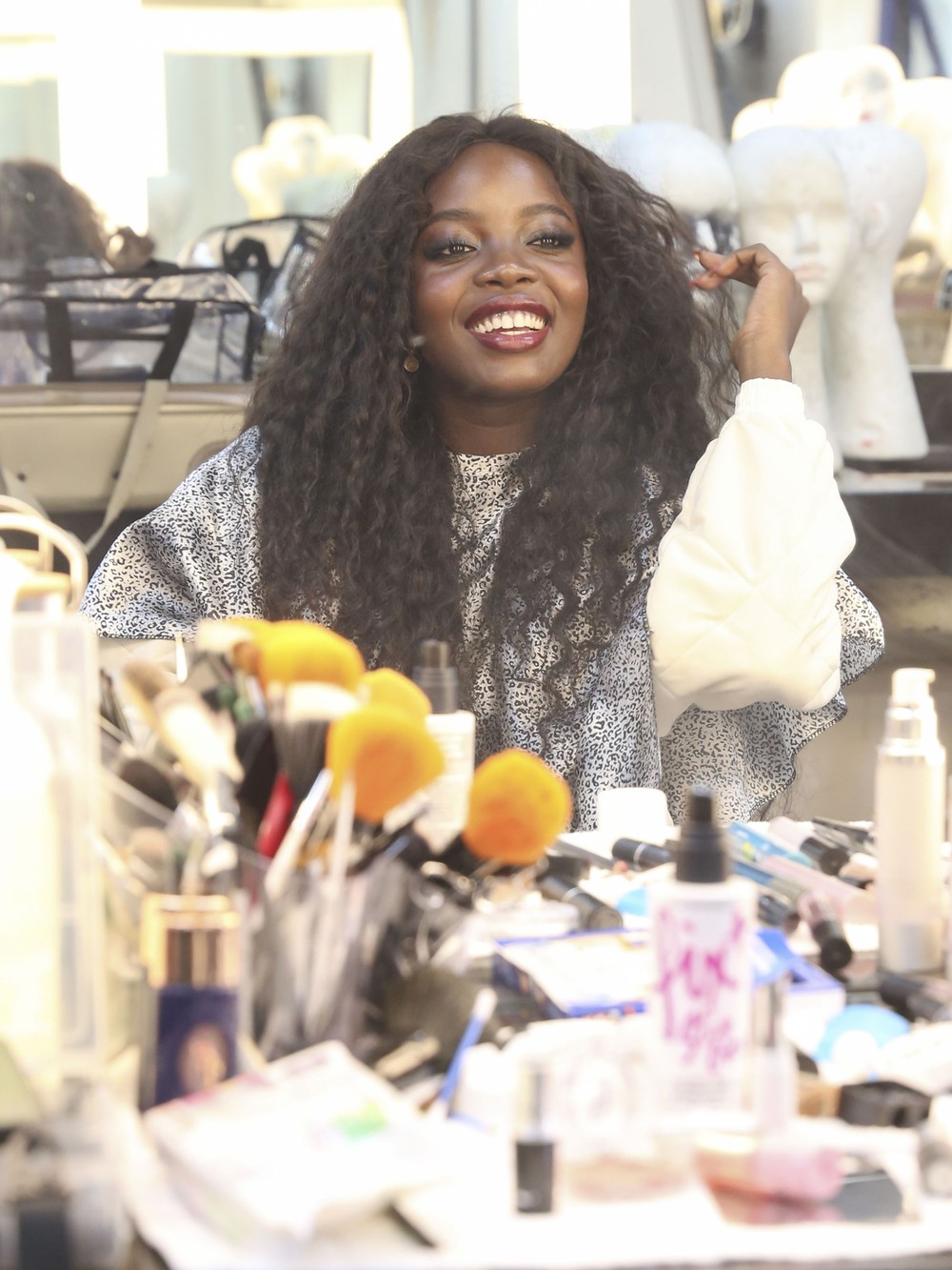 Clara Moneke adota visual inspirado em IZA e Ludmilla para filme; veja ...