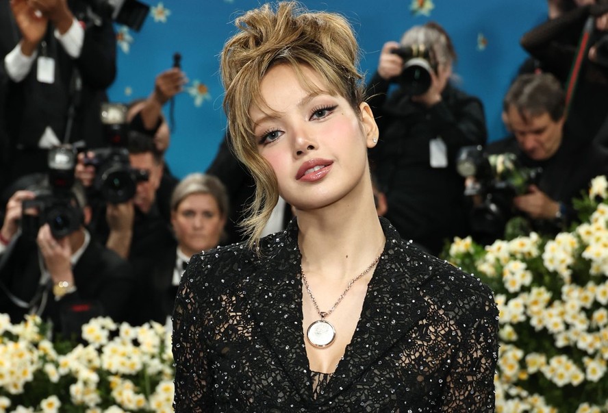 Lisa, do BLACKPINK, estreia no Met Gala com look de calcinha à mostra e ...