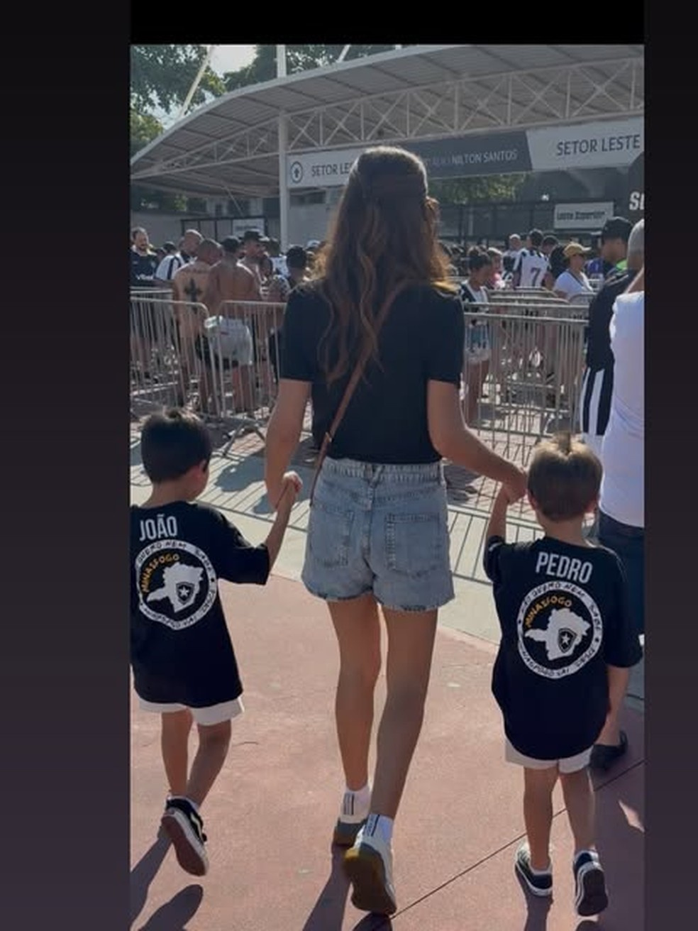 Andréia Sadi leva gêmeos para jogo do Botafogo: 'Casou com a minha folga'