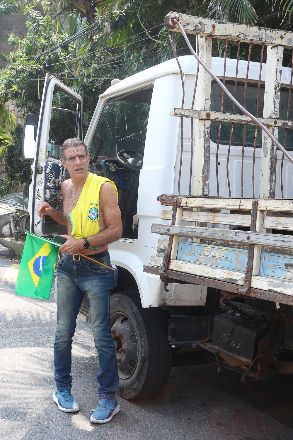 Com ordem de despejo, Mário Gomes enfrenta policiais e bate panela em ...