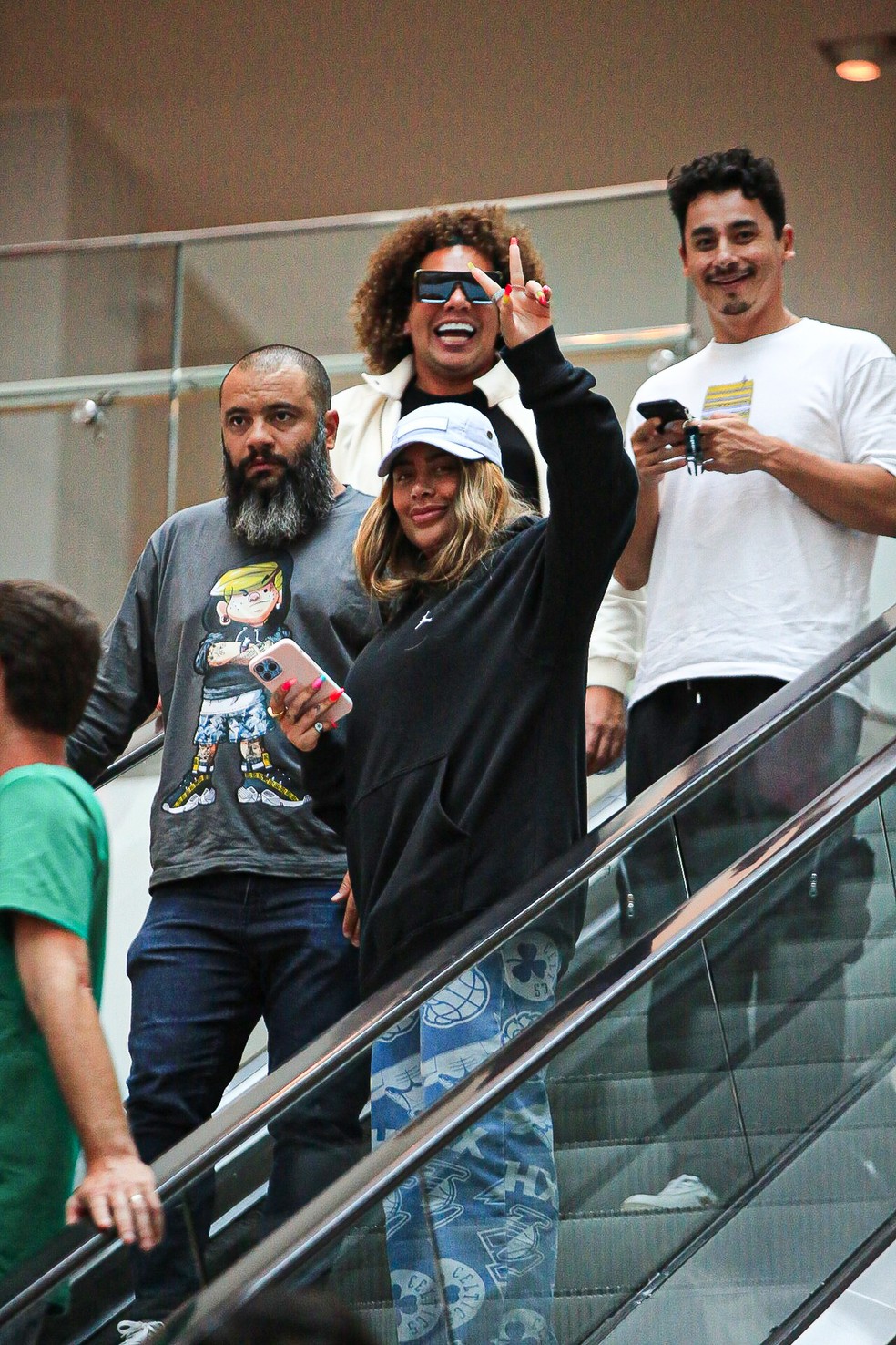 Rafaella Santos dá show de simpatia em passeio com amigos em shopping ...