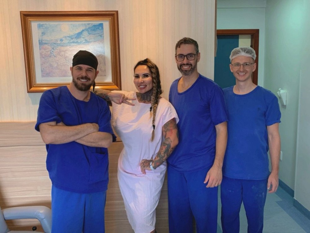 Sabrina Boing Boing detalha cirurgia em que colocou 6 litros de ...