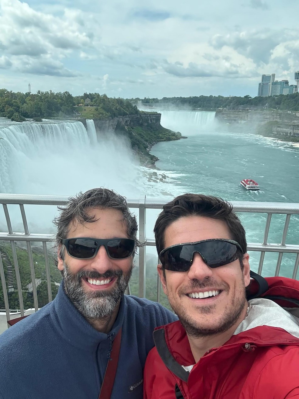 Com cachorrinha do casal, Marco Pigossi e marido curtem Cataratas do ...