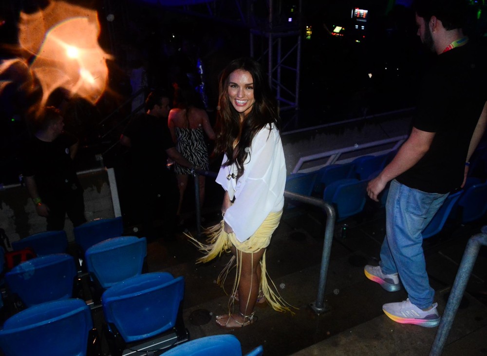 Rafa Kalimann vê show de Nattan direto do palco no Carnatal; vídeo