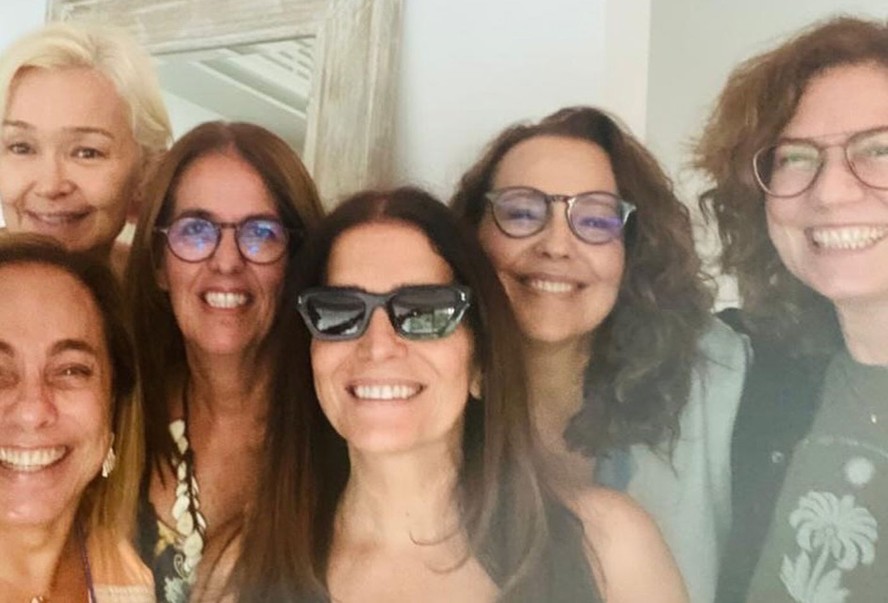 Ana Beatriz Nogueira celebra encontro com amigas: 'Família'