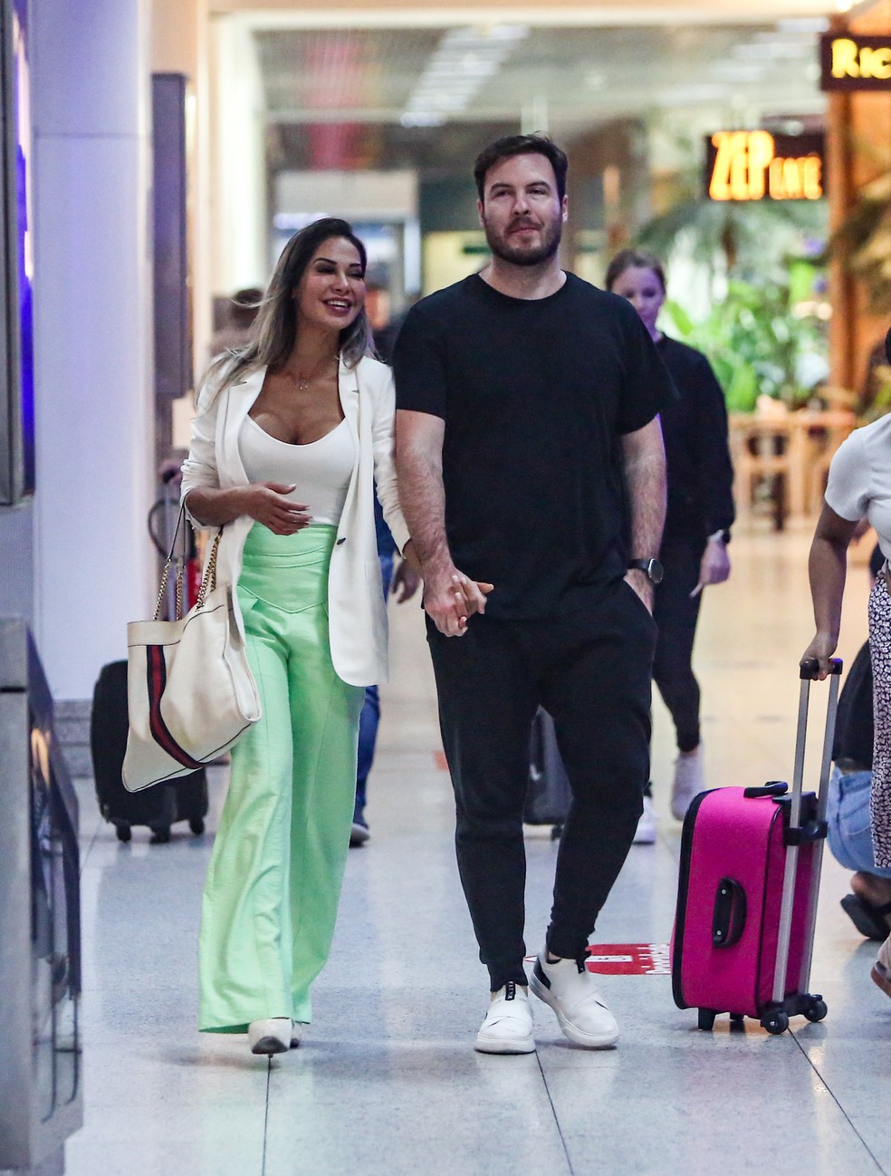 Maíra Cardi e Thiago Nigro, o Primo Rico, embarcam juntos em aeroporto ...