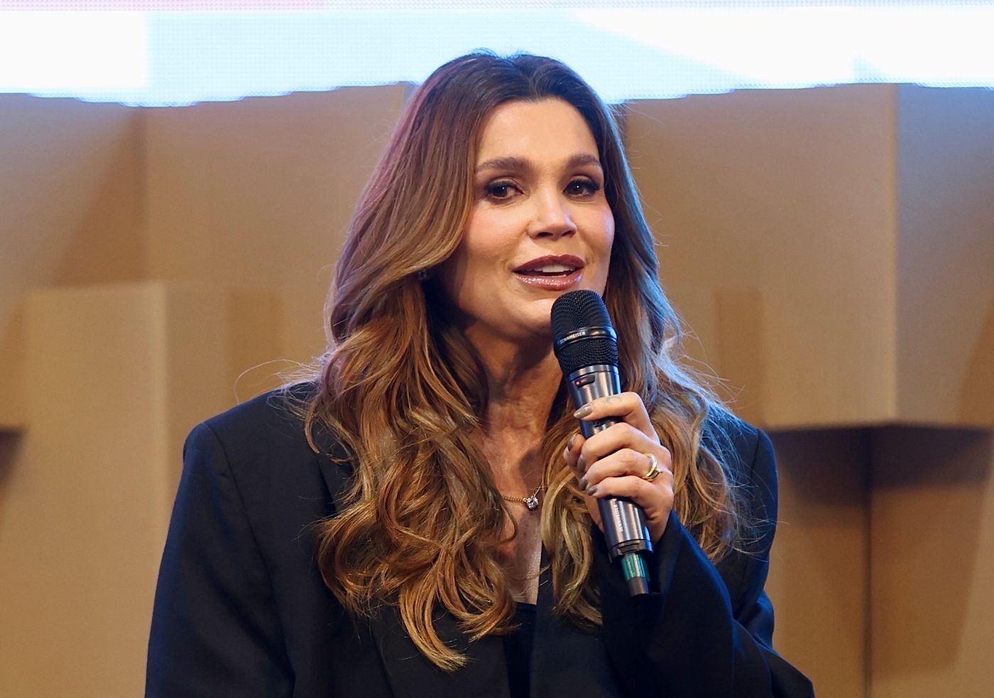 Flávia Alessandra faz maratona de palestras em evento de tecnologia no Rio