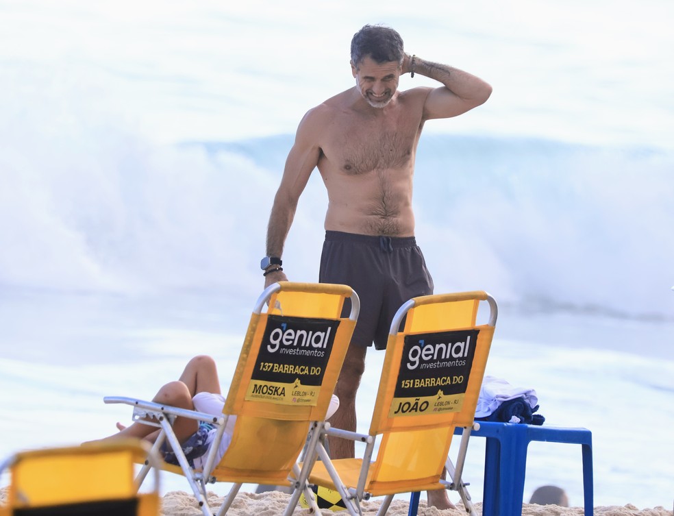Eriberto Leão curte manhã de praia em momento de folga de 'Mania de Você'