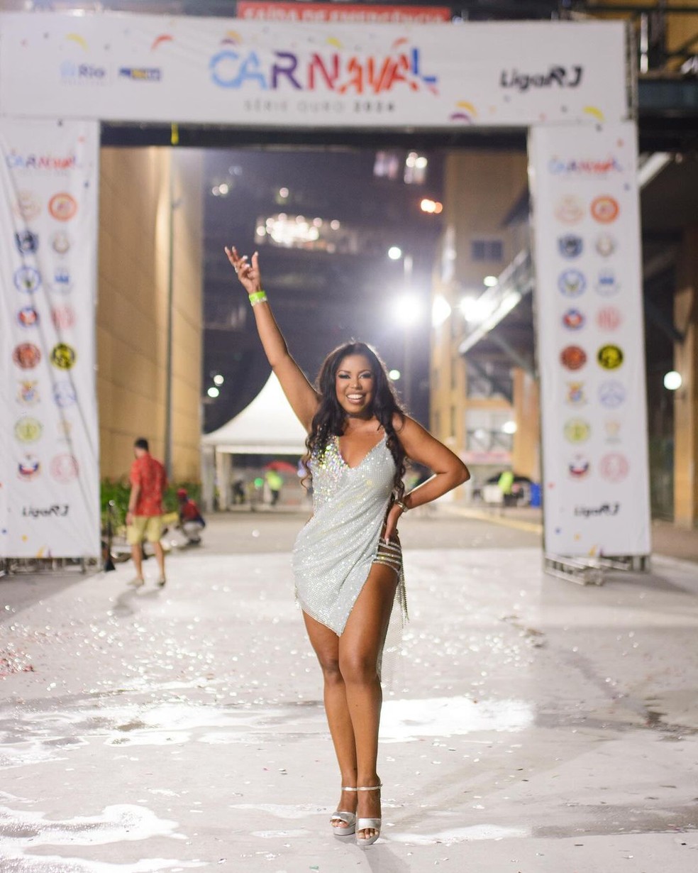 Aos 52 anos, musa implanta chip de R$ 10 mil no corpo para ter mais ...