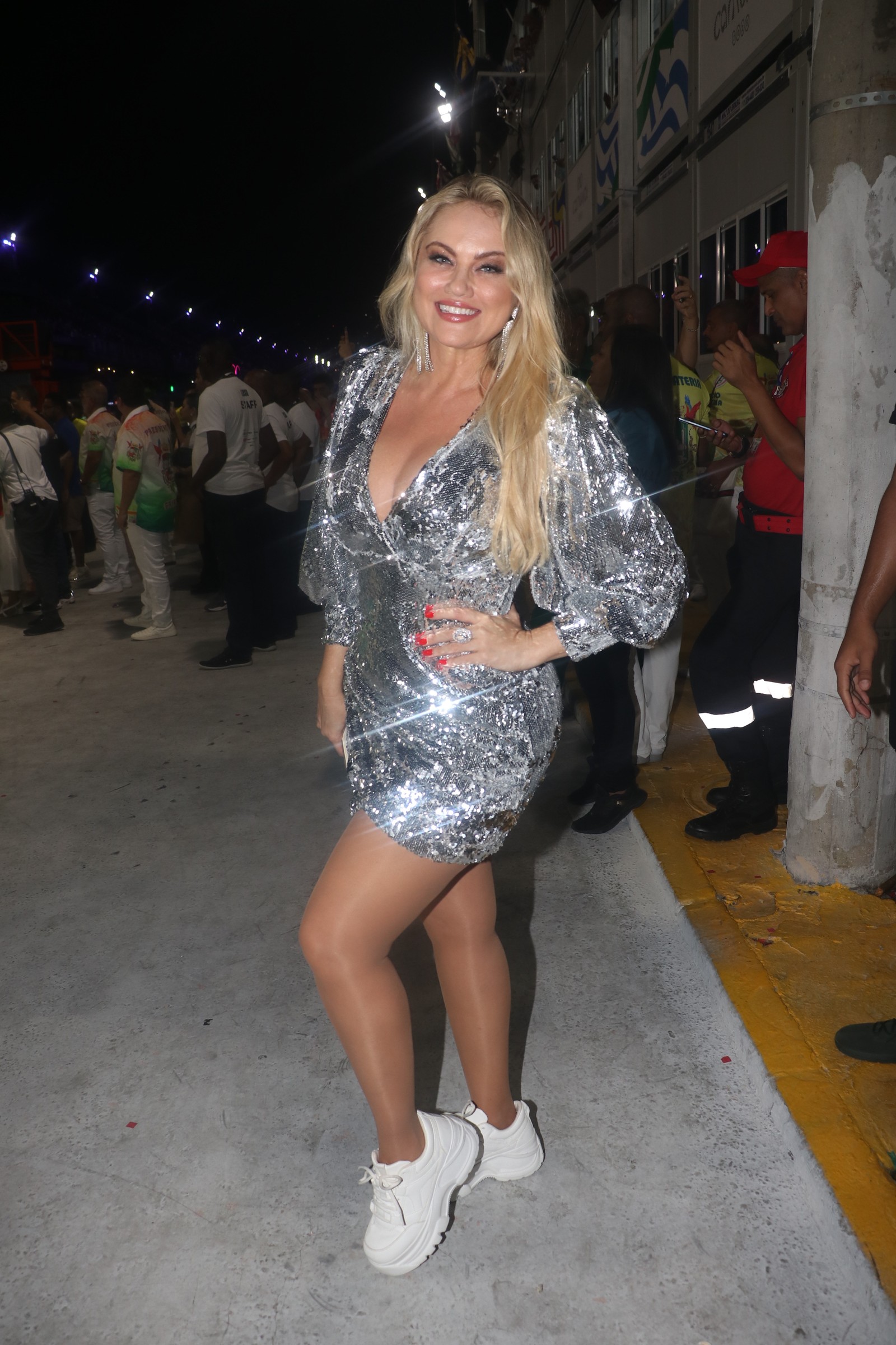 Desfile das Campeãs é aberto com show especial de Ivete, Iza, Zezé ...
