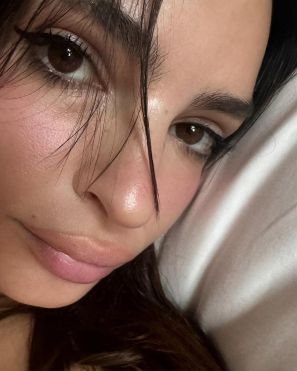 Emily Ratajkowski posa nua em reflexo de box, e eleva temperatura da web