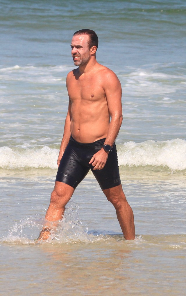 Roger Flores toma banho de mar para se refrescar do calor no Rio; fotos