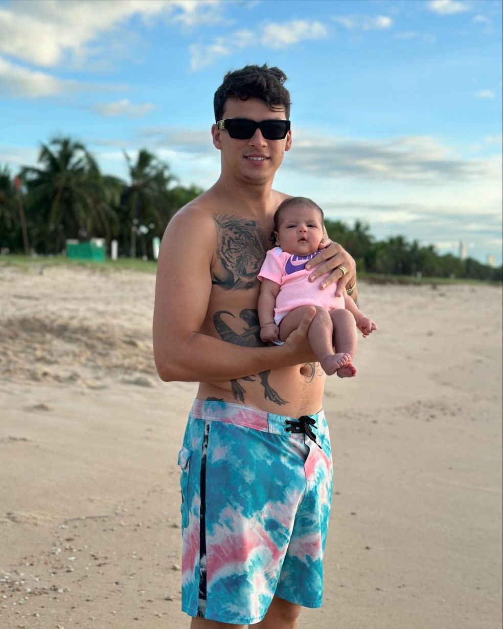 Mirella Santos leva a filha à praia pela primeira vez