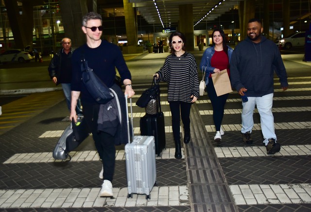 Sandy e Lucas Lima chegam juntos ao Brasil após turnê pela Europa