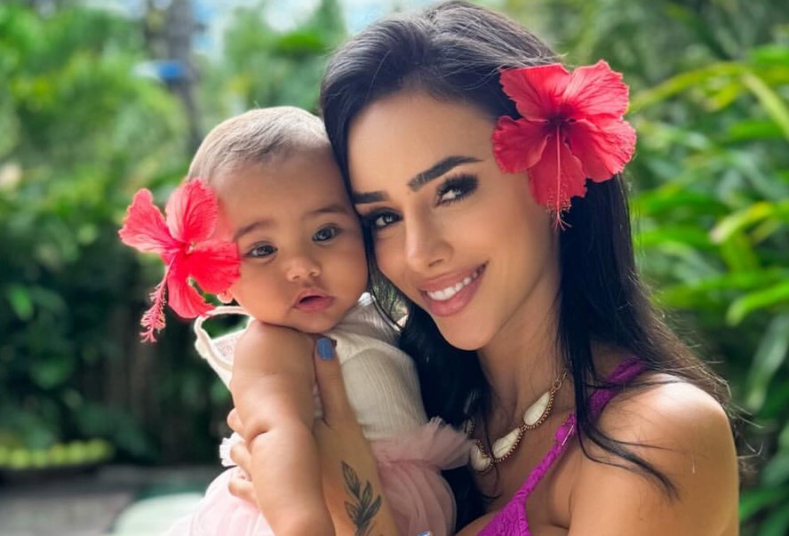 Em dia de praia com Bruna Biancardi, Mavie dá show de fofura em biquíni de crochê