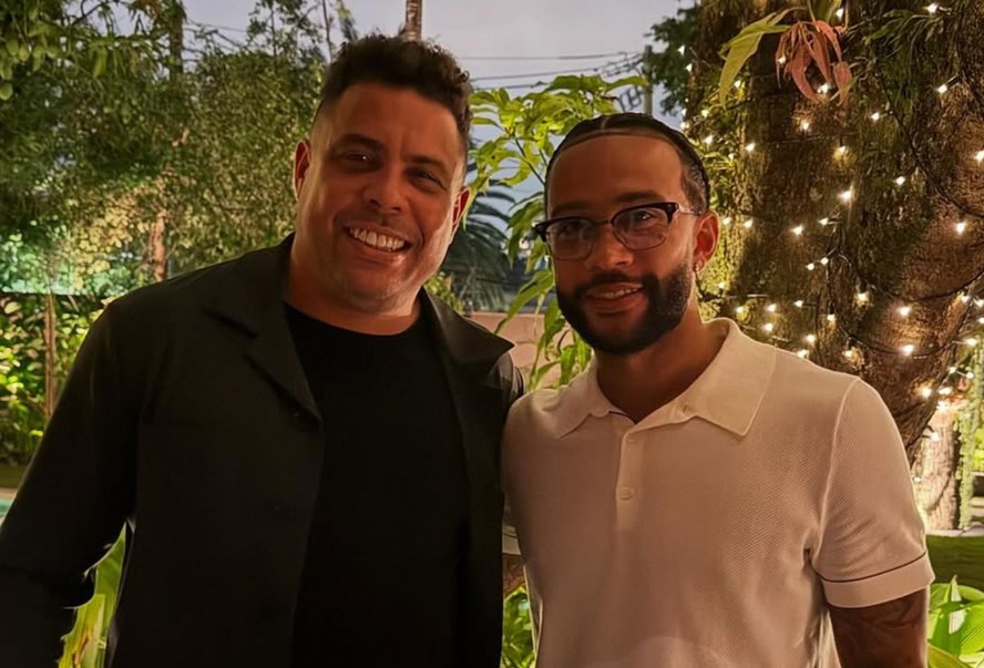 Memphis Depay, do Corinthians, tieta ao lado de Ronaldo Fenômeno