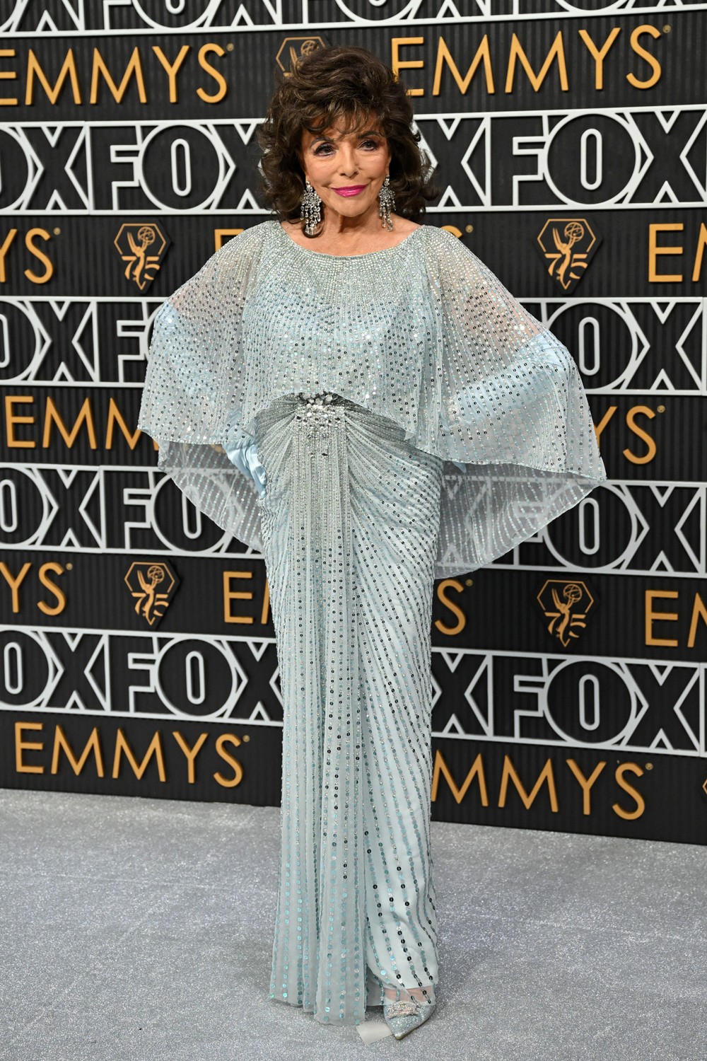 Aos 90 anos, Joan Collins dá show de elegância e vai com o marido ao Emmy