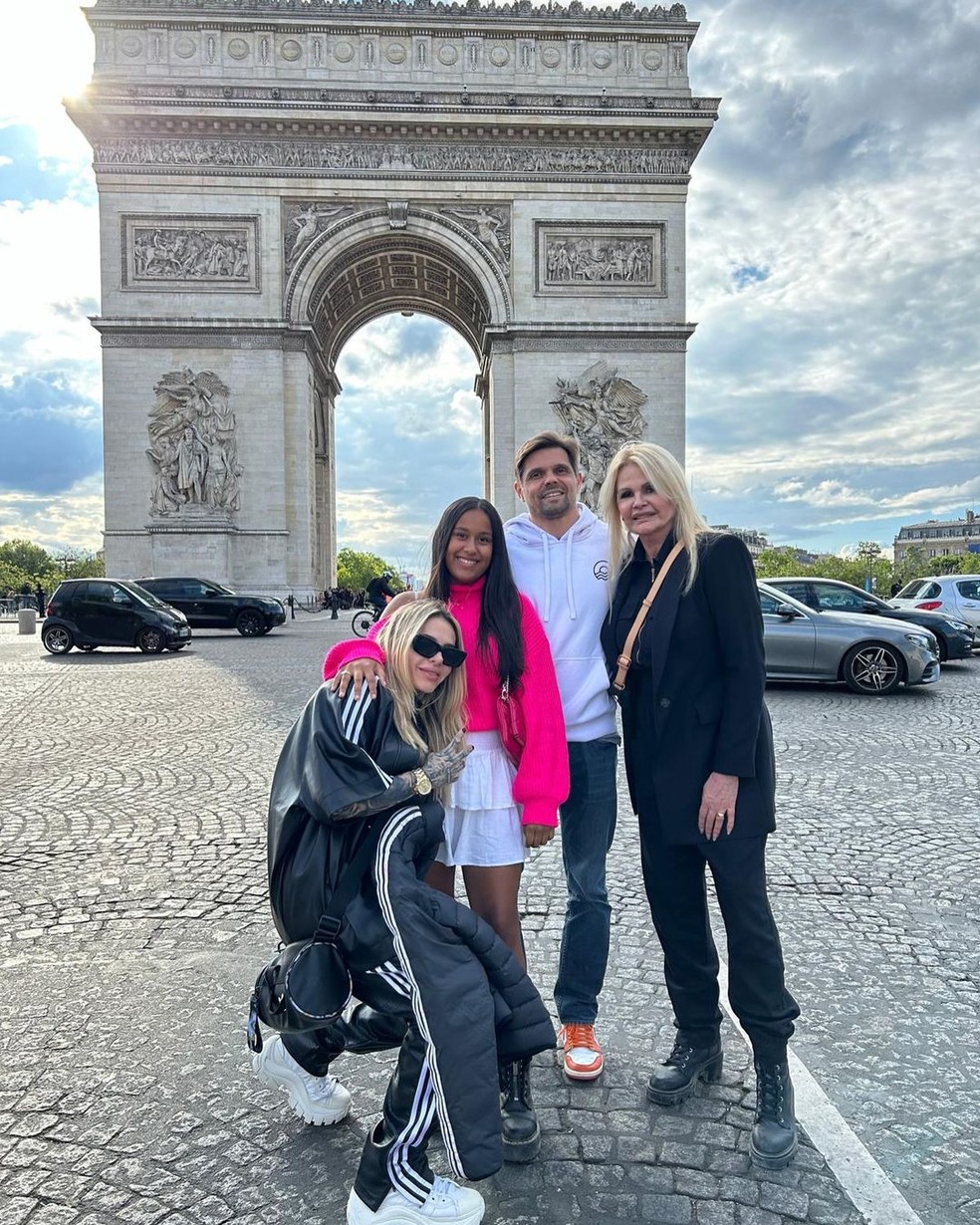 Monique Evans e Cacá Werneck continuam lua de mel em Paris com beijo ...