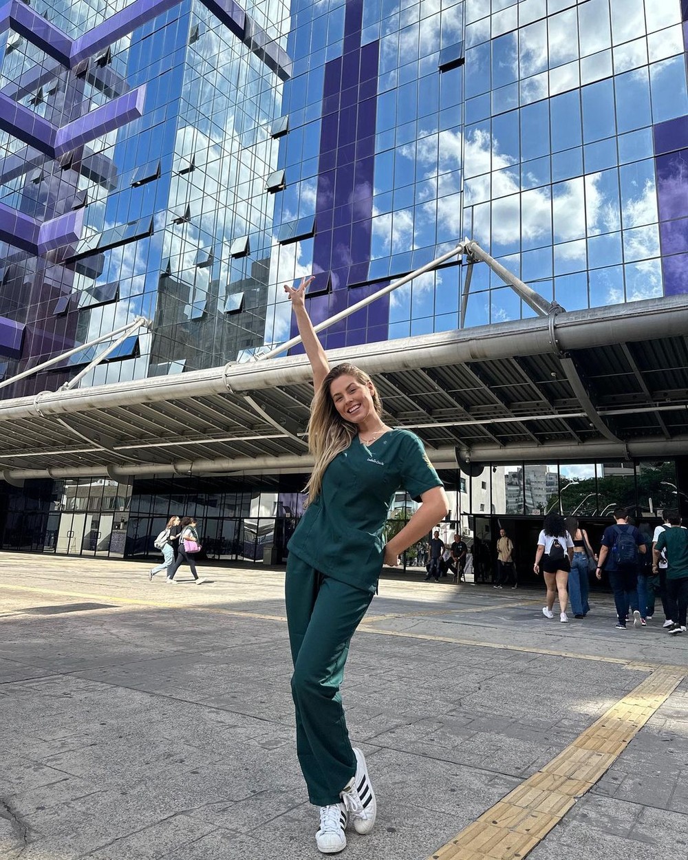 Ex-BBB Isabella Cecchi comemora nova etapa da faculdade de medicina