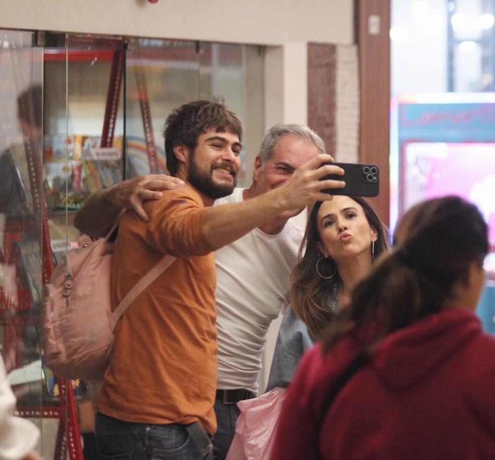 Tata Werneck e Rafael Vitti levam a filha, Clara Maria, ao teatro e ...