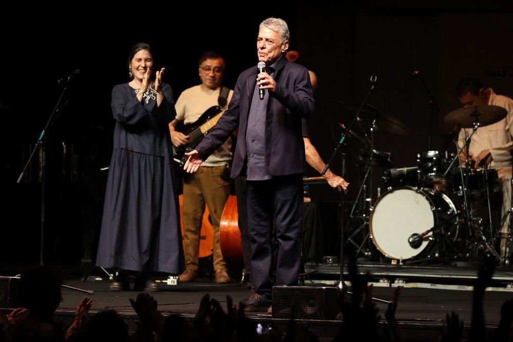 Rodrigo Santoro e Mel Fronckowiak fazem aparição rara em show de Chico ...