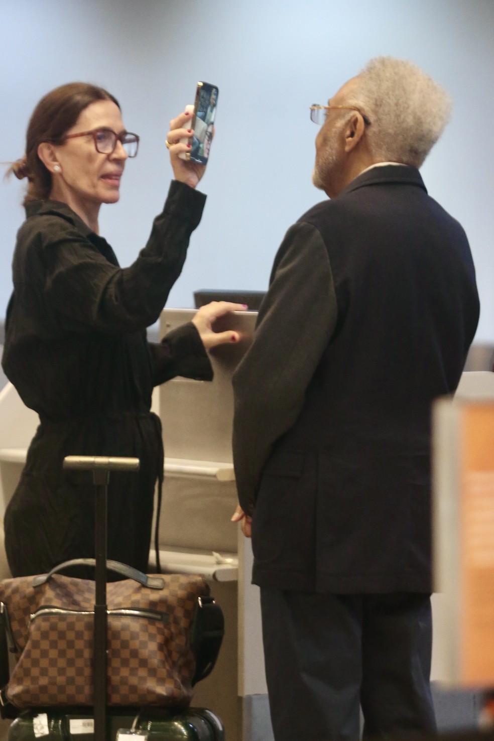 Em aeroporto no Rio, Gilberto Gil faz chamada de vídeo com Preta Gil ...