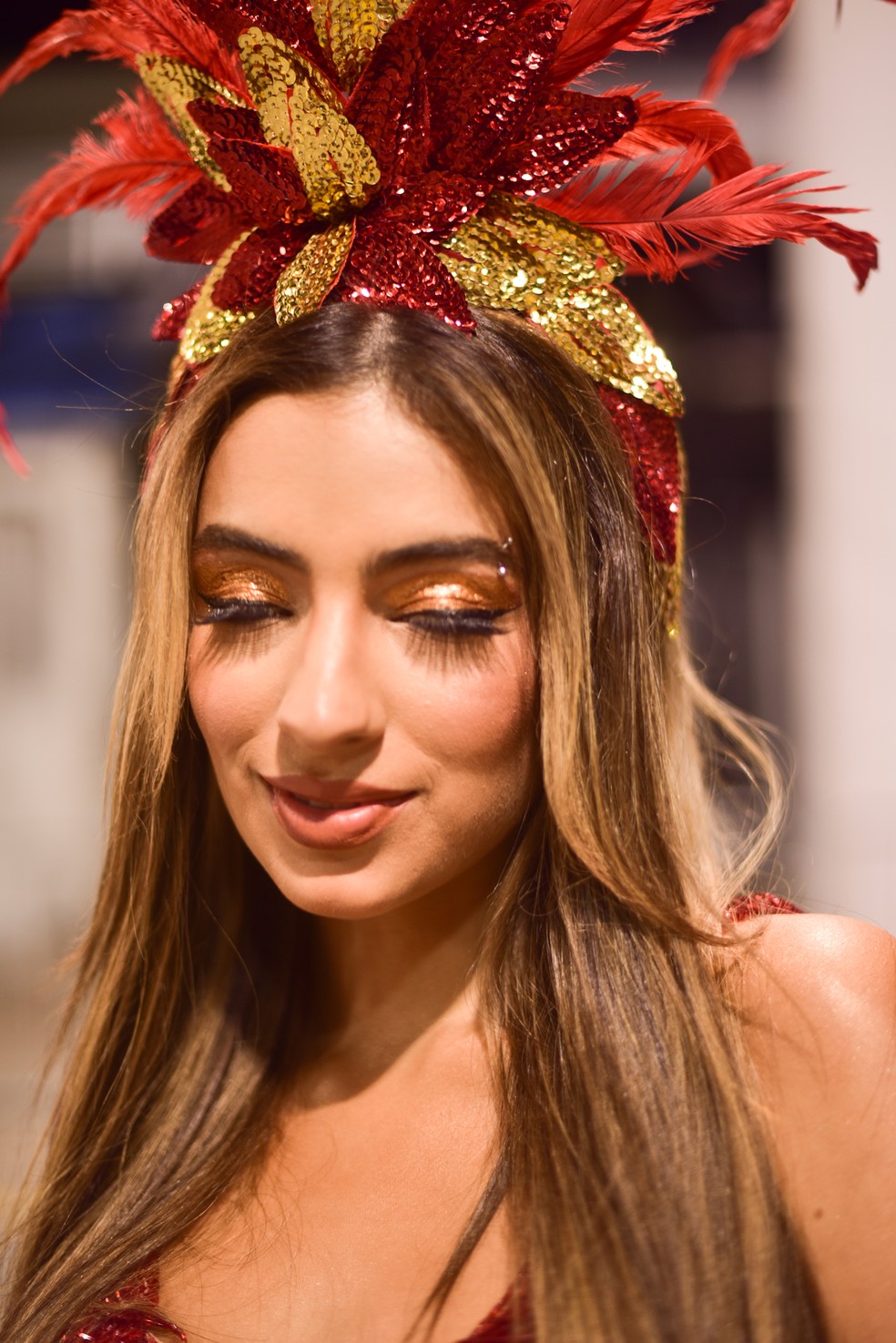 Influencer Julia Puzzuoli usa make com folha de ouro e look com 50 mil ...