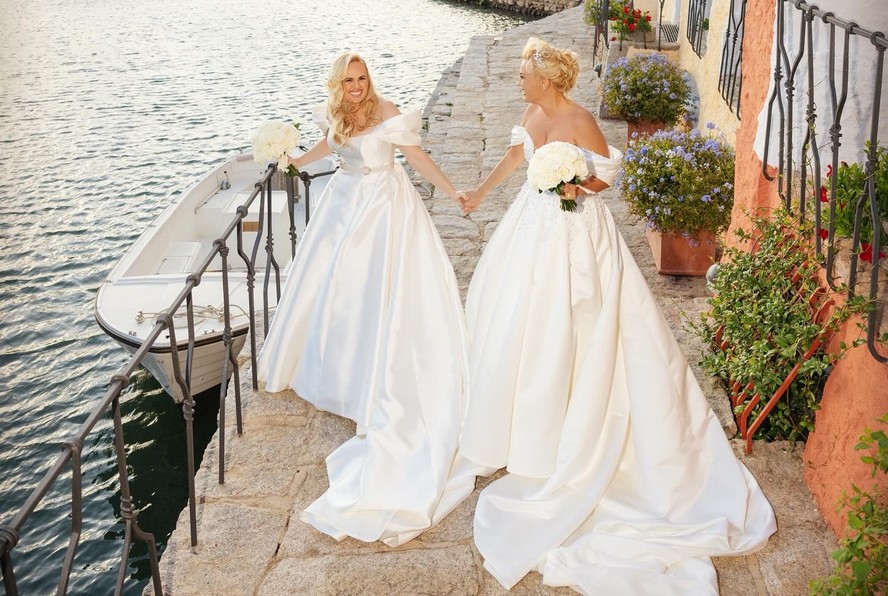 Rebel Wilson e Ramona Agruma dão beijo apaixonado em cerimônia de ...