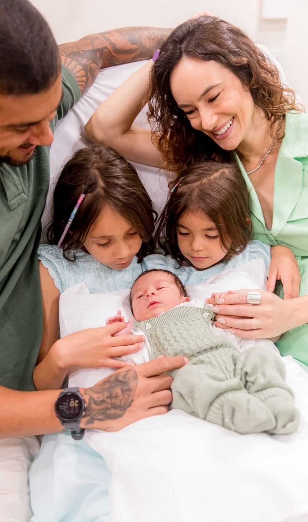 Atriz Naiumi Goldoni apresenta terceiro filho e explica nome do bebê ...