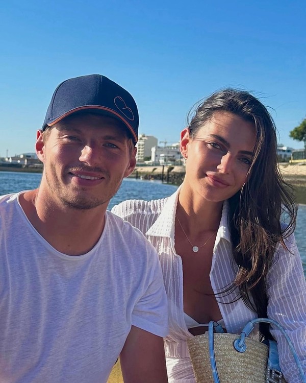 Kelly Piquet e Max Verstappen curtem barco e banho de mar com a filha ...