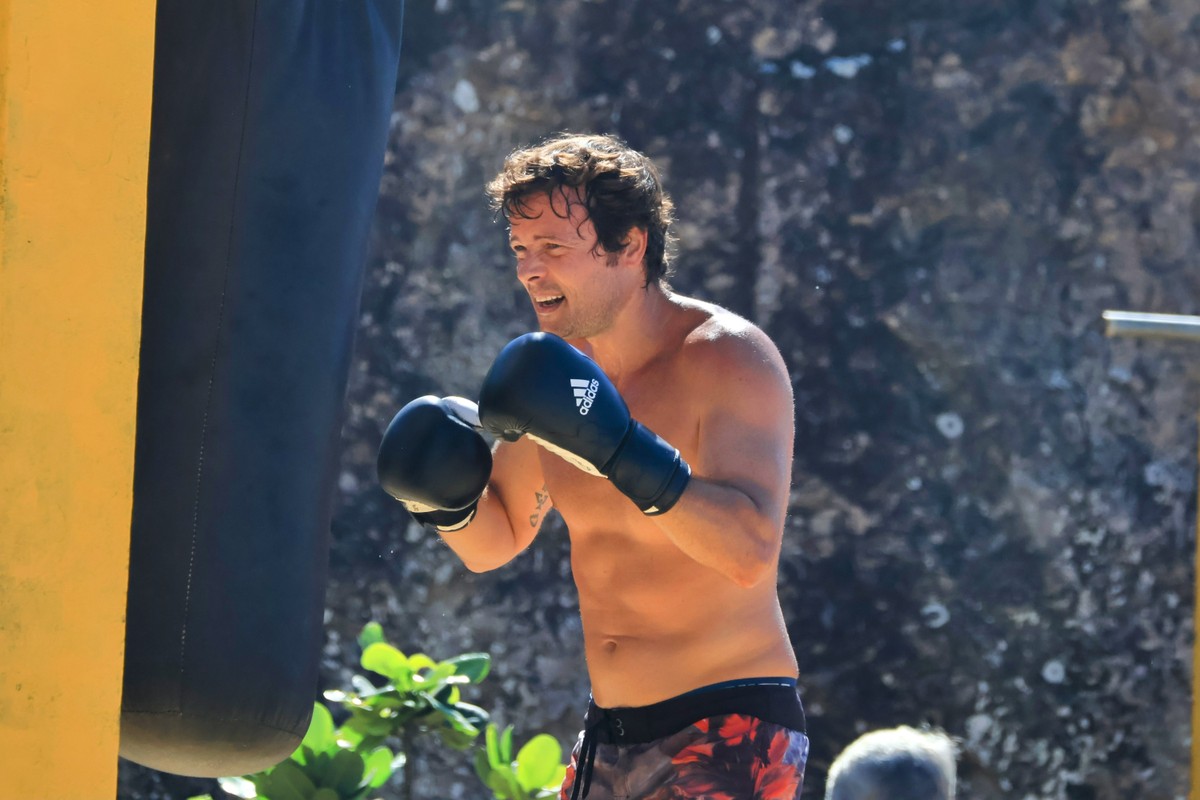 Daniel Dalcin treina boxe e pula corda em praia carioca