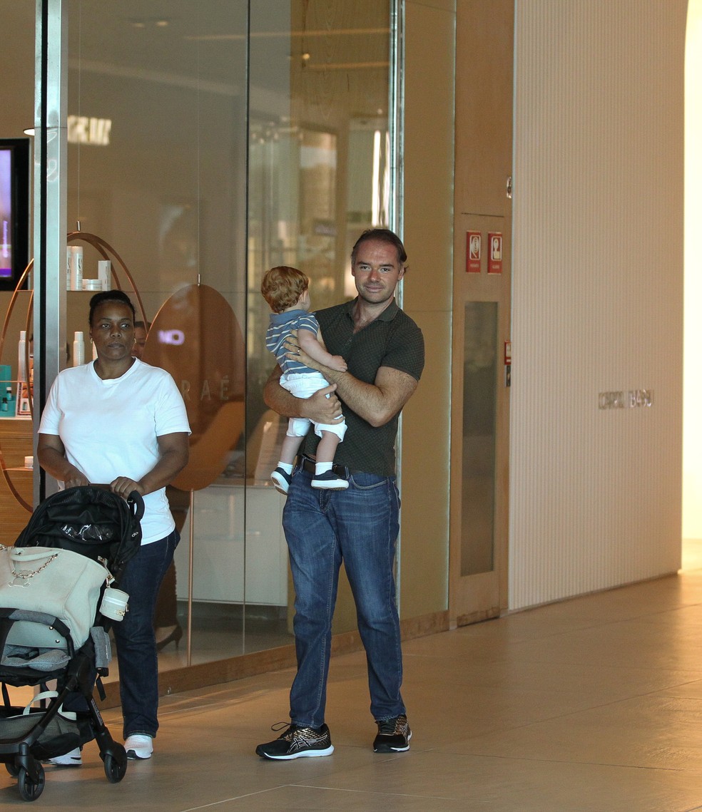 Thor Batista passeia com filho no Rio de Janeiro; fotos