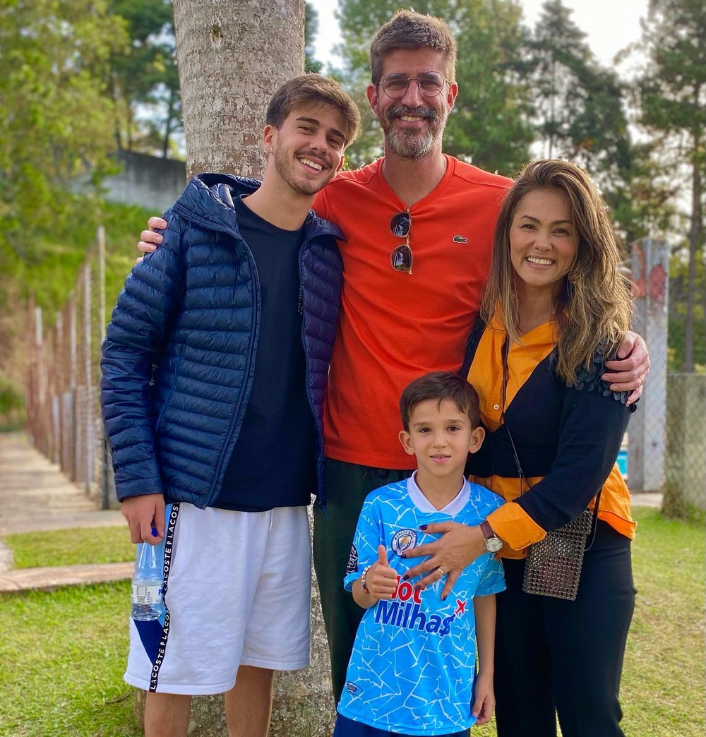 Suzana Alves posa em família e se derrete pelo enteado: 'Te amo, filho'