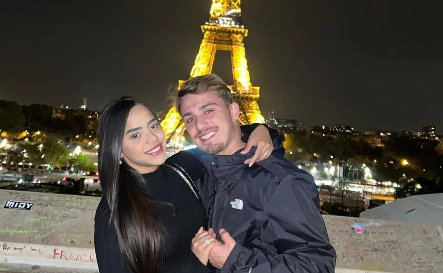 Mariely Santos fica noiva aos pés da Torre Eiffel, em Paris