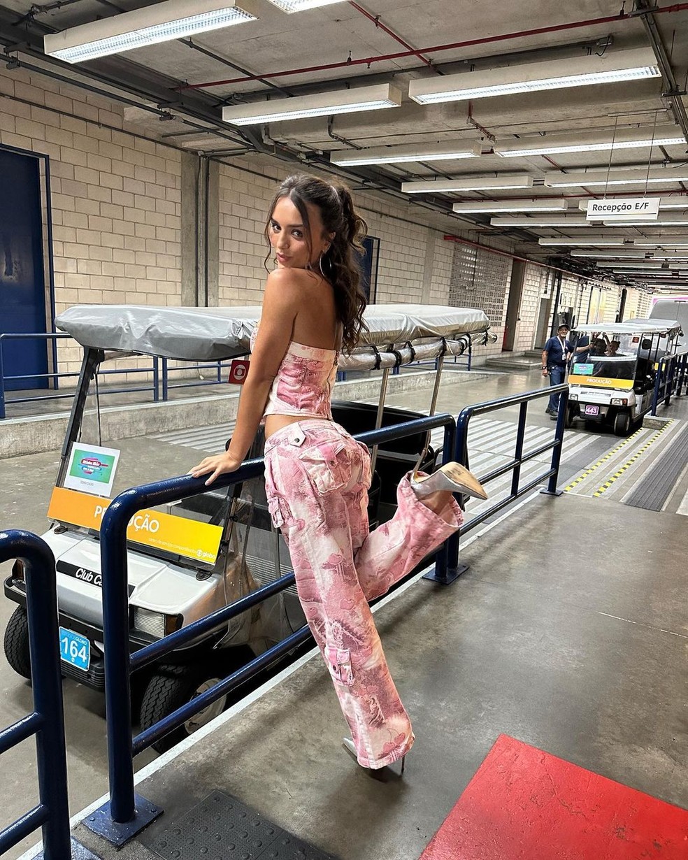 Rafa Kalimann mostra look no Projac: 'Dia todo na firma'